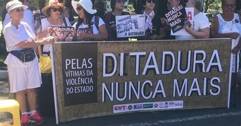 Nos 55 anos do golpe grupo protesta contra a ditadura em Brasília