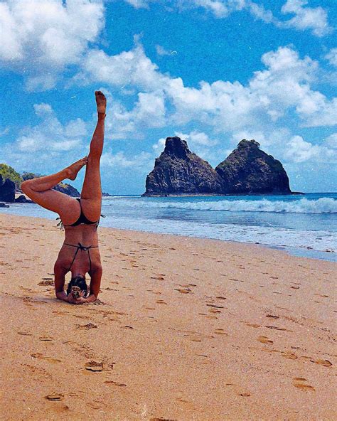 Giovanna Ewbank faz pose de ioga e exibe boa forma de biquíni Famosos