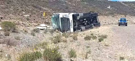 Sobre la ruta Nacional N3 Camión perdió la carga tras volcar
