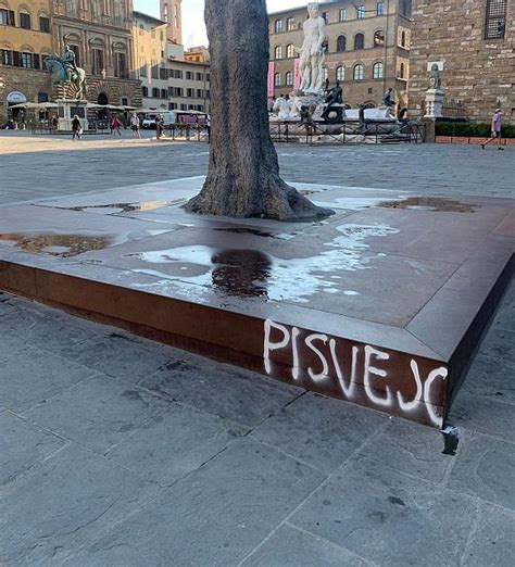 Piazza Signoria Imbrattato LAlbero Del Paradiso Di Penone Nove Da