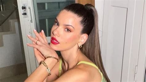 Camila Queiroz escolhe vestido tendência ilusão de ótica que mostra
