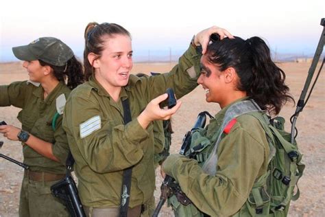Soldatinnen In Der Israelischen Armee Bildband Von Simon Akstinat