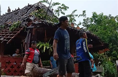 Angin Puting Beliung Landa Kulonprogo 7 Rumah Warga Rusak