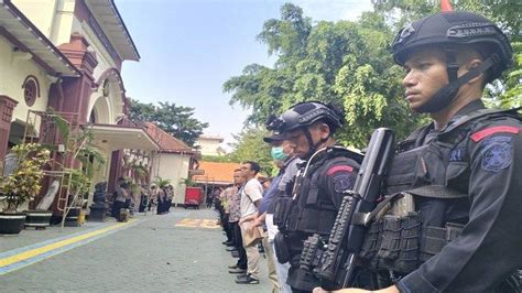 Komandan Kompi Brimob Polda Jatim Menjadi Terdakwa Pertama Dalam