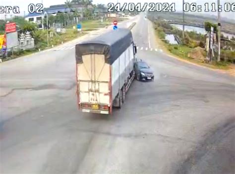Tai nạn lúc sáng sớm xe tải va chạm với xe con làm 1 người chết 3