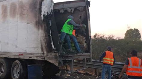 Accidente en Villagrán Tráiler vuelca en carretera Salamanca Celaya