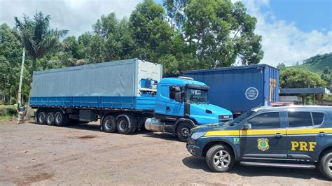 PRF flagra carreta transportando contêiner solto na carroceria