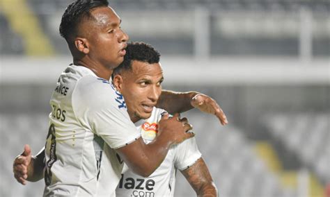 Santos goleia Guarani vence terceira na Série B e divide liderança