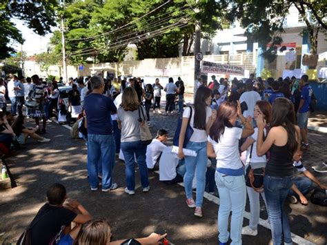 G1 Professores e alunos fecham avenida de Ribeirão Preto em