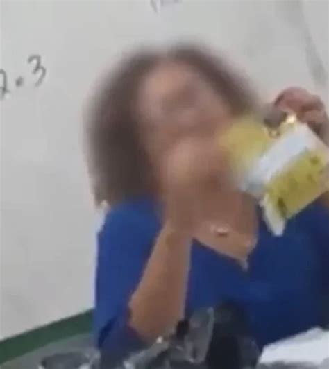 Aluno dá esponja de aço para professora negra no Dia da Mulher