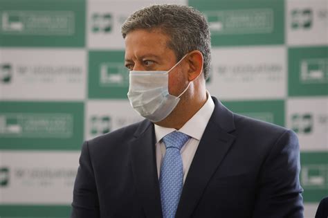 Lira pede união depois de Paulo Guedes topar furar teto por programa social