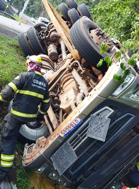 Caminhão tomba na BR 386 em Pouso Novo e deixa motorista ferido