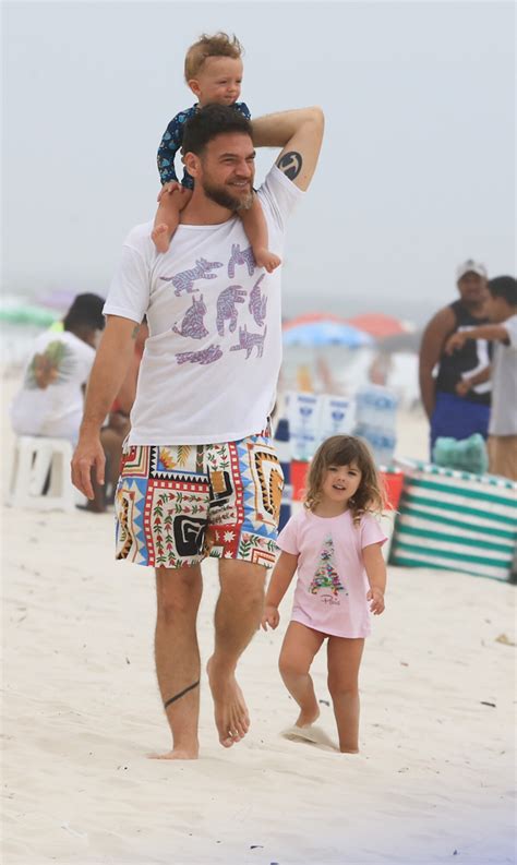Foto Filha de Rafael Vitti e Tatá Werneck se divertiu na areia ao lado