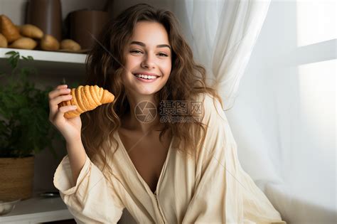 家庭中吃早餐的美丽女孩高清图片下载 正版图片600511136 摄图网