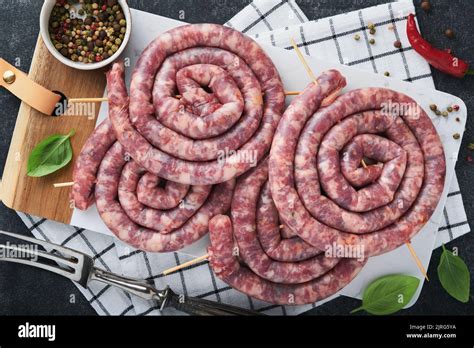 Saucisses de porc spiralées crues Saucisses de porc fraîches une