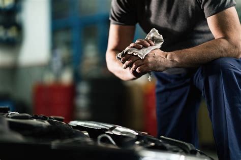 Principais motivos do vazamento de óleo do motor Bompreço Auto Peças