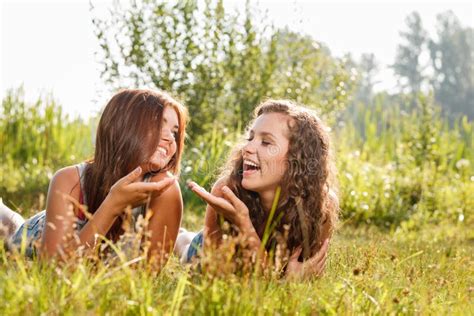 Deux Amies Se Couchant Sur L Herbe Image Stock Image Du Yeux Filles