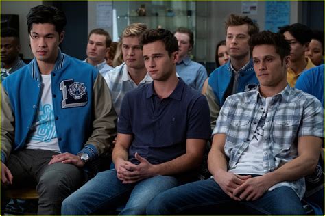 Photo Justin Foley Brandon Flynn Fate On 13 Reasons Why 10 Photo