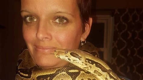 Mulher é achada morta cobra enrolada no pescoço em casa 140