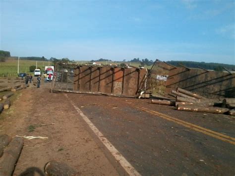 G1 Caminhão carregado toras de madeira tomba em Itapeva