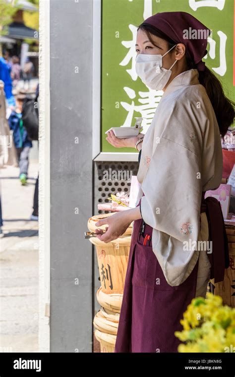 Femme Japonaise Portant Un Masque Chirurgical Banque De Photographies