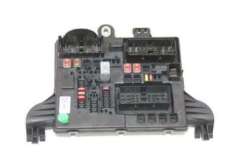BOITE A FUSIBLE RELAIS COMPARTIMENT MOTEUR Opel INSIGNIA A Sports