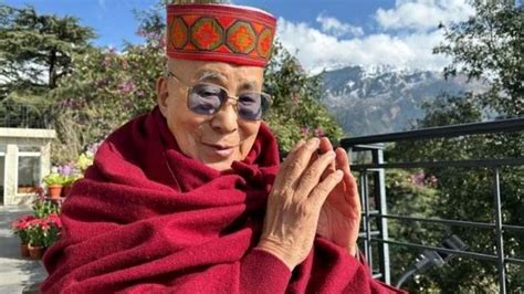El Dalai Lama se disculpó por besar en la boca a un niño