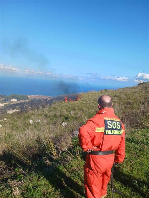 Gli Incendi Non Risparmiano L Inverno Fiamme Nella Zona Fontanarossa