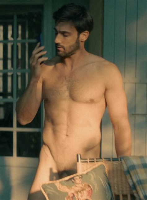 Guillaume Labbé nudo con il pisello al vento nella serie Escort Boys