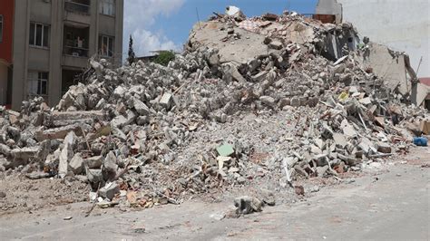 6 Şubat depremlerinde ağır hasar almıştı Hatay da 4 katlı bina çöktü