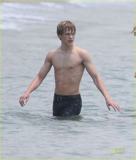Zona Desnudos Lucas Till