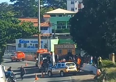 Casal fica ferido após carro capotar no Anel Rodoviário de BH