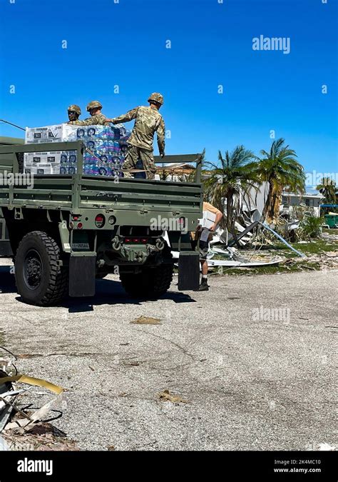 Soldados de 1265th Artillería de Defensa Aérea ADA entregan