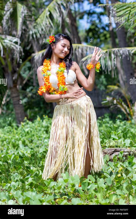Frau In Traditioneller Kleidung Hawaii Hula T Nzerin Tanzt