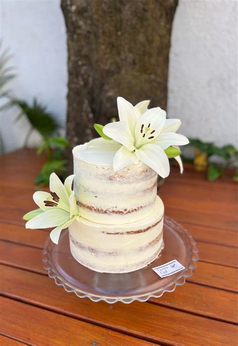 Naked cake con liliums Tortas hawaianas Torta de cumpleaños con