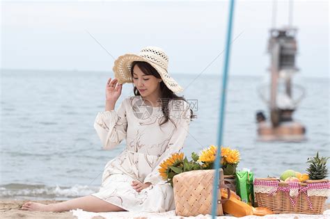 快乐的青年女人坐在沙滩上高清图片下载 正版图片507643872 摄图网
