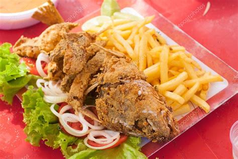 Brasil Pescado Frito Con Patatas Fritas Ensalada Y Pirao Fotos De