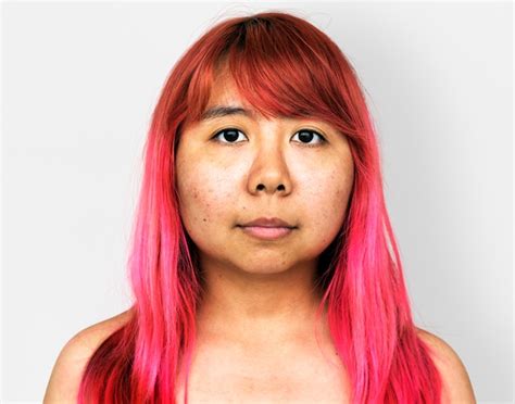 若い大人のアジアの女の子裸の裸の裸のスタジオの肖像 プレミアム写真