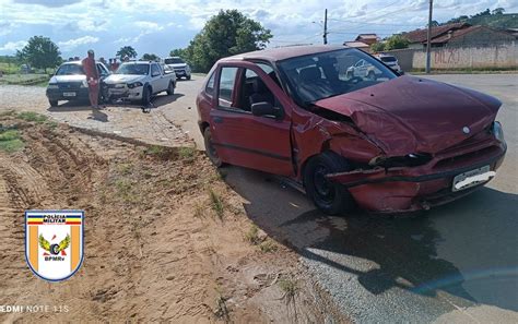 Batida entre três veículos deixa duas pessoas feridas na AMG 1050 em