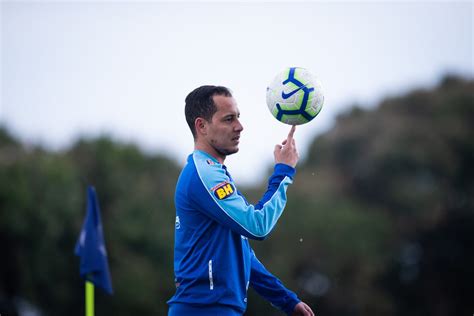 Rodriguinho aciona Cruzeiro na Justiça e cobra R 4 16 milhões de