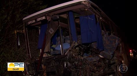 Acidente envolvendo ônibus carro e caminhonete deixa três mortos e 11