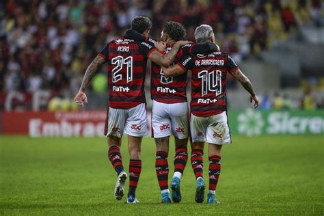 Pedro faz dois Flamengo vence o AthleticoPR e vai às quartas da Copa