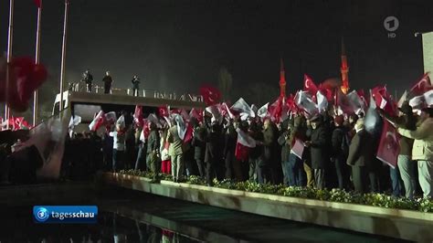 Gemeinsam mit Tausenden Anhängern hat Bürgermeister von Istanbul gegen