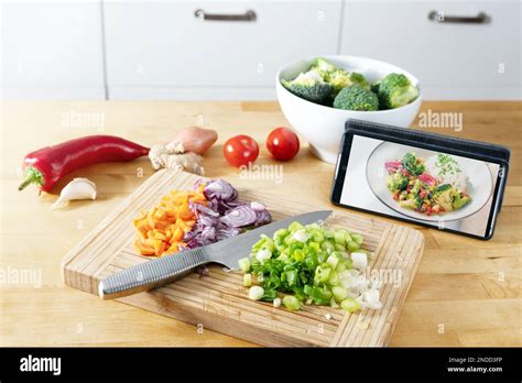 Couper des légumes sur un plan de cuisine en bois photo de la recette