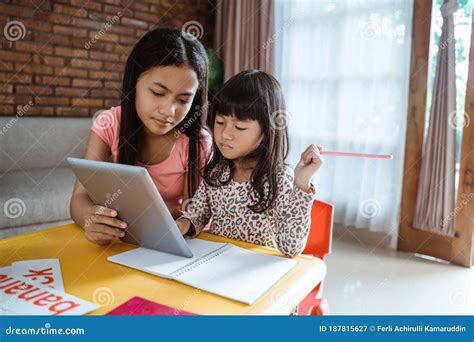 Aprendizaje En Línea Con Una Hermana Mayor En Casa Imagen de archivo