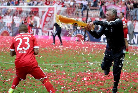 Bayern Monachium świętuje mistrzostwo Niemiec Świętowanie w cieniu