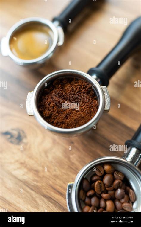 Différents processus de préparation du café par un barista dans un café