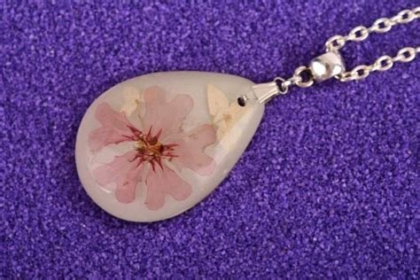 Bijoux en résine à fabriquer soi même tutoriel et 70 idées de
