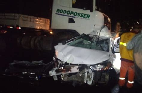 Duas pessoas morrem em carro prensado entre caminhões