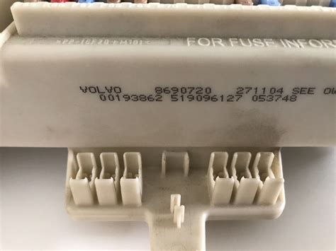 Volvo S V Bcm Ccm Body Control Module And Fuse Relay Box